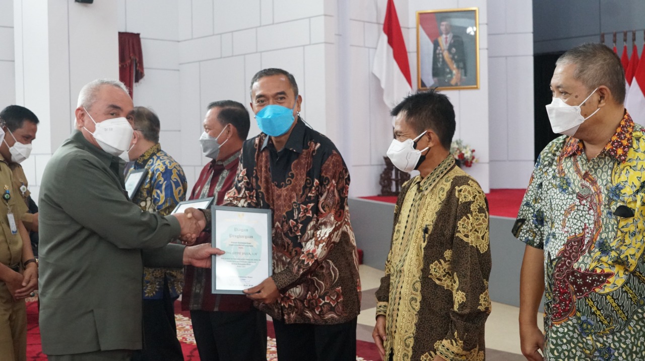 Gubernur Kaltim Serahkan Penghargaan PNS Berprestasi dan SK PPPK Guru - integritaskaltim